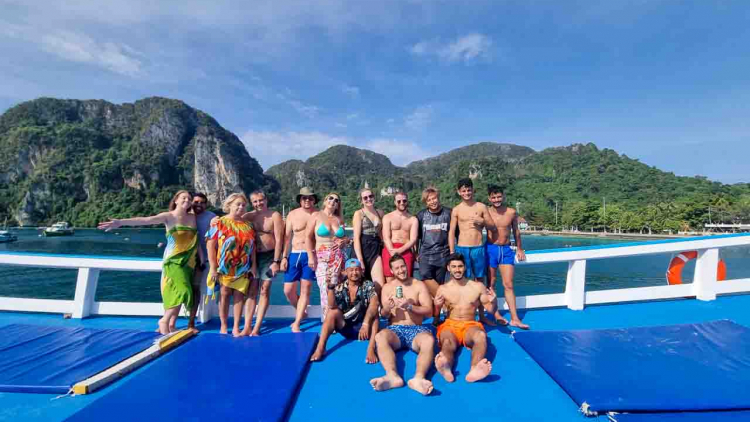 Dormindo no Maya Bay Sleep Aboard em Phi Phi: reserve sua vaga ...